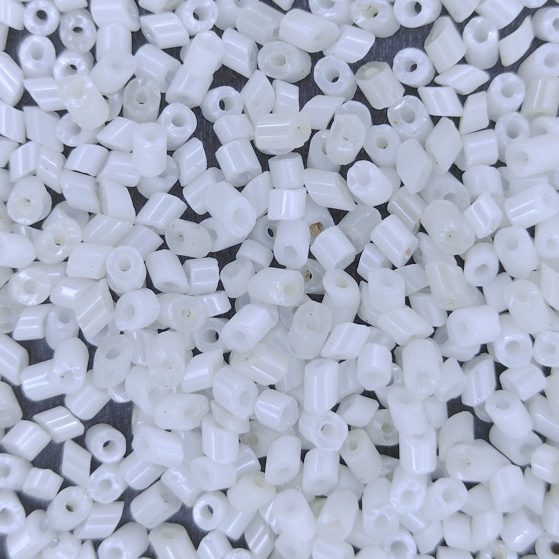 5g x 3mm diagonal cut cylinder beads in Alabaster (vintage) – Old ...